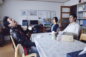 001【殺手寓言殺手不殺人】劇照_偶像團體出身的岡田准一（左）與平手友梨奈（中），兩人亦師亦友的關係蔚為劇組與粉絲佳話，右為堤真一 ...