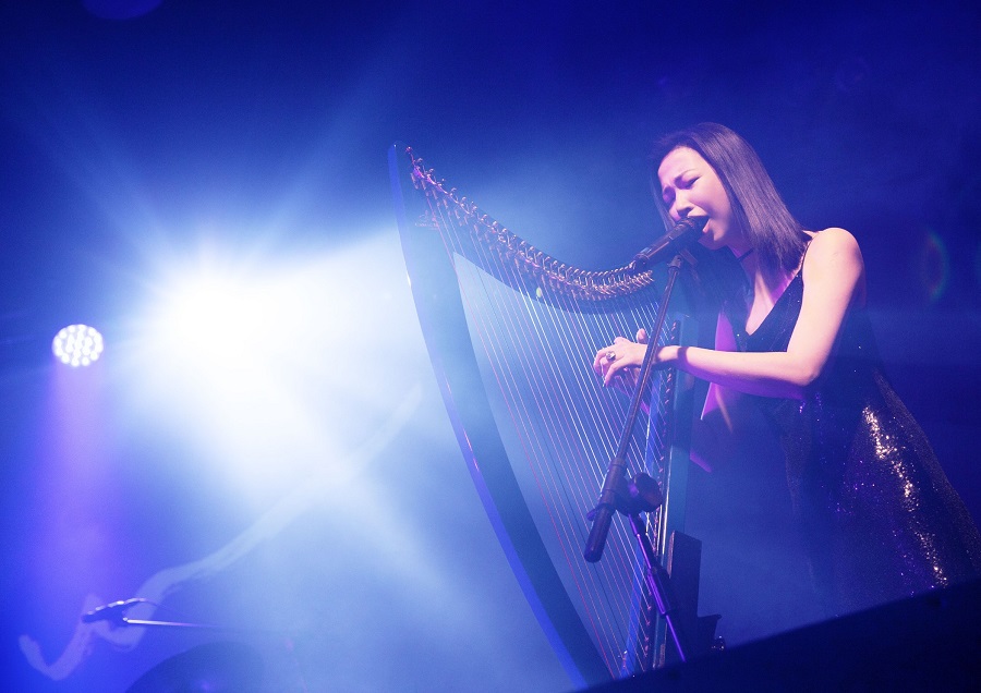 電豎琴創作女聲 蘇珮卿 邀 鳳小岳 世界首演創作新歌 Memeon 迷迷音