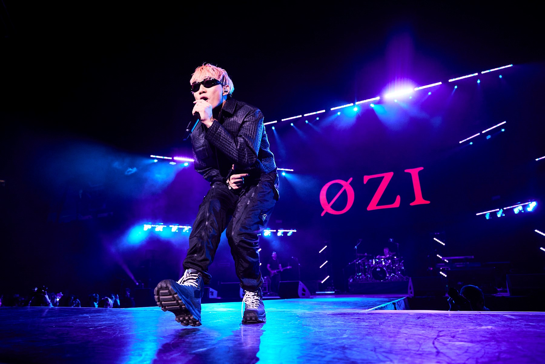 ØZI 一舉躍上紐約籃網主場表演獻出第一次 - MeMeOn 迷迷音