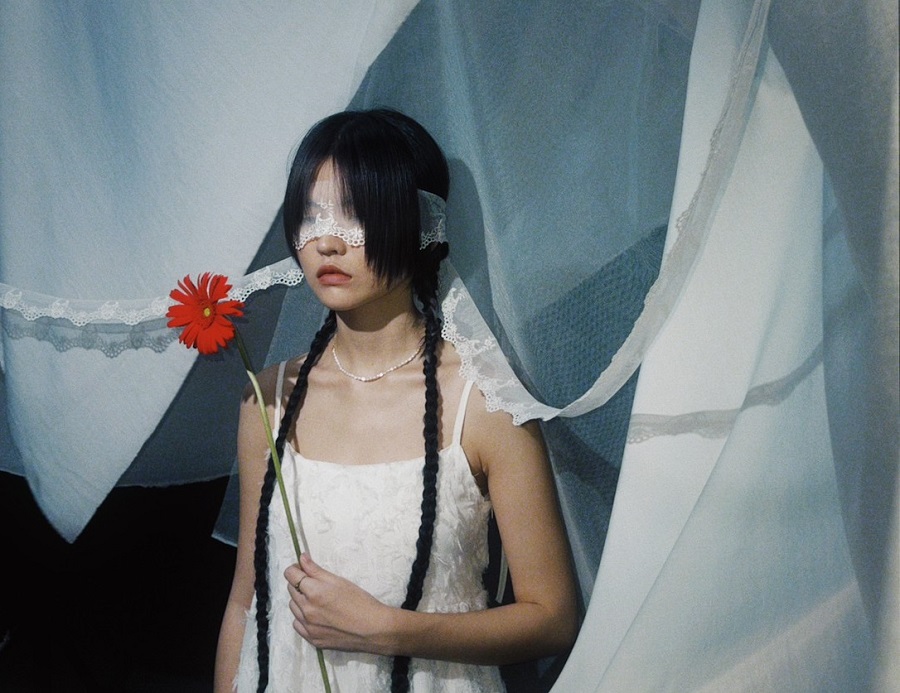 外冷內熱質感女聲 翁靖堯 yao 首張創作EP《這世界怎麼是灰色》描寫步入社會後的迷惘徬徨 - MeMeOn 迷迷音