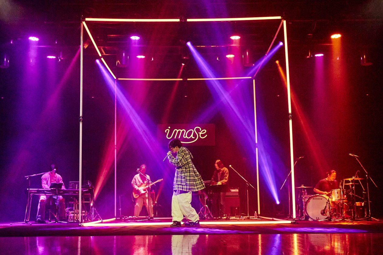 現場 / 日本新銳歌手 imase 首次線上演出從房間唱向全世界 - MeMeOn 迷迷音
