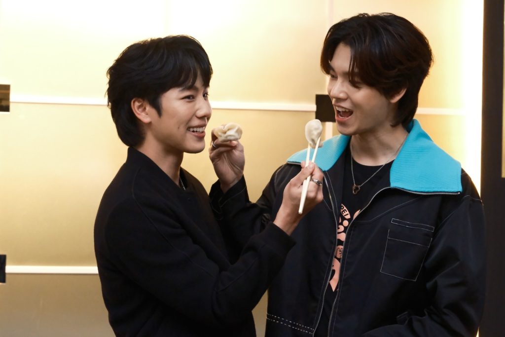 訪問 ／泰國CP YinWar 來台互餵水餃 和粉絲唱 KTV 玩海帶拳 - MeMeOn 迷迷音