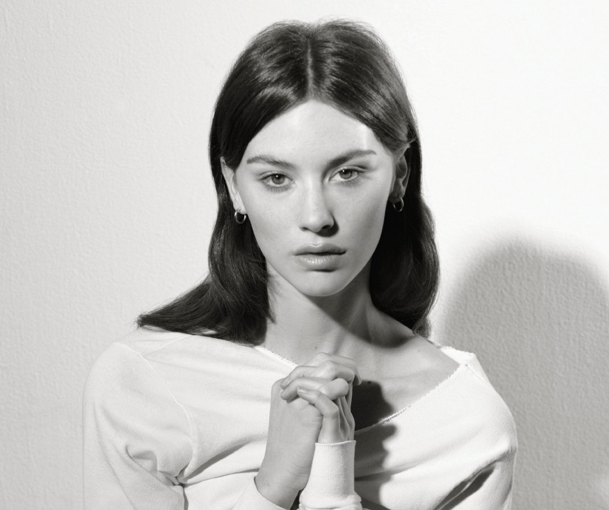 透明系少女 葛蕾西 Gracie Abrams 介紹 才華洋溢讓天后泰勒絲欽點為巡演嘉賓 - MeMeOn 迷迷音