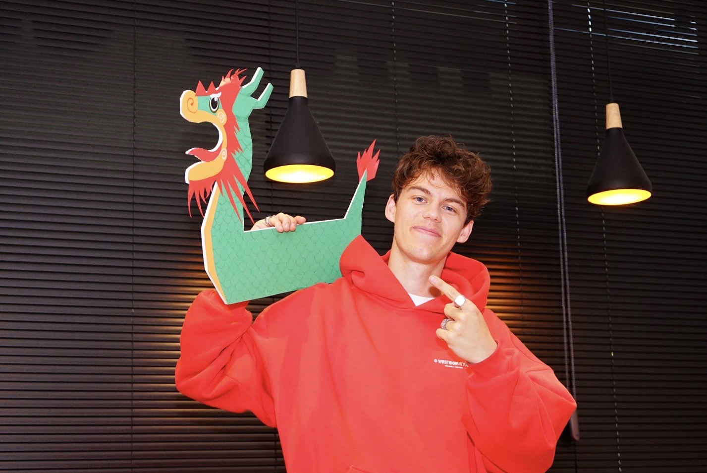 訪問 / 佩德艾里亞斯 Peder Elias 首次來台預約唱中文歌 被讚唱功好逗趣回應：「我每天早餐吃CD」 - MeMeOn 迷迷音