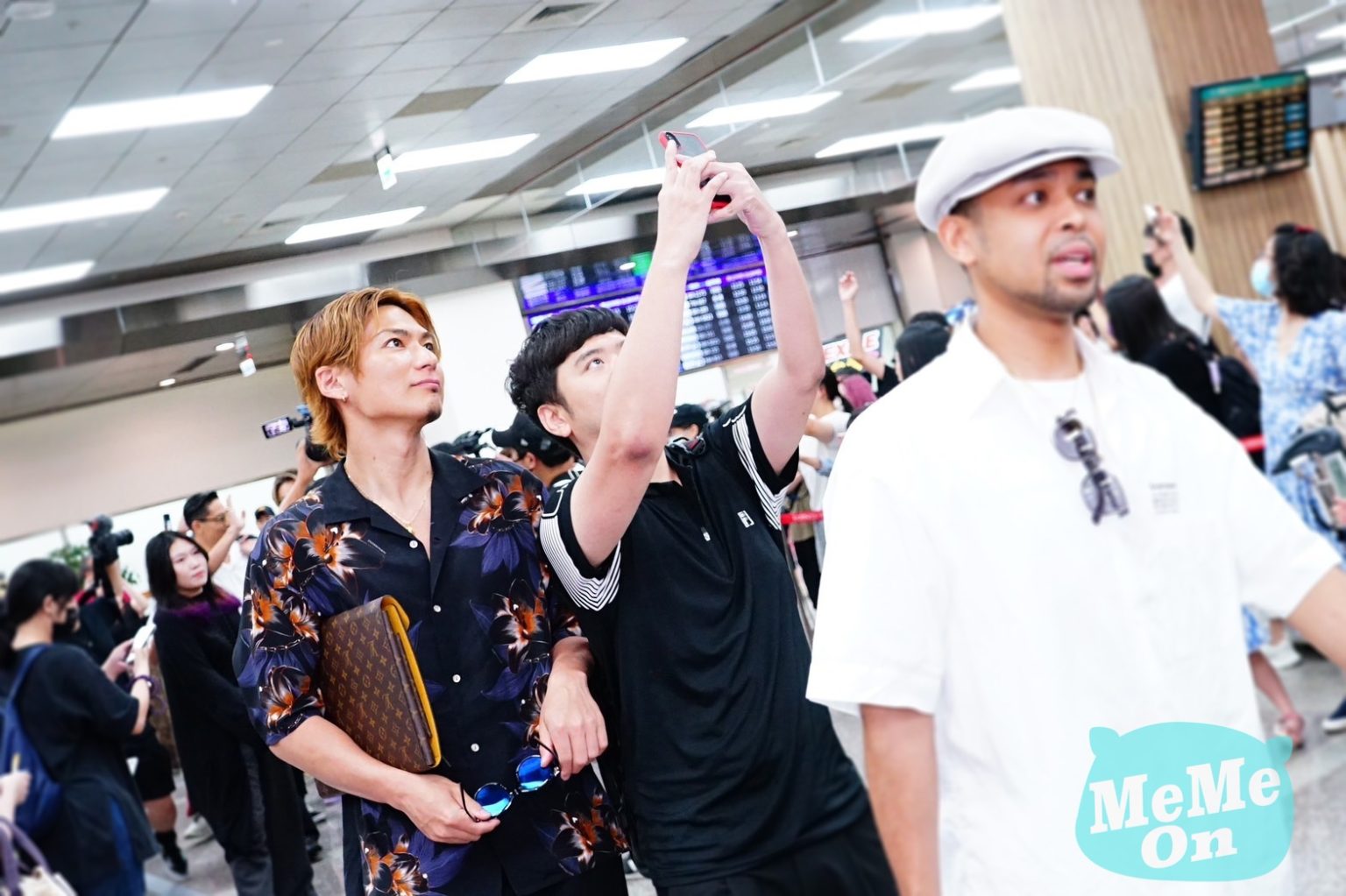 姐夫 AKIRA 與 EXILE TAKAHIRO 領團員抵台 親切和粉絲自拍 - MeMeOn 迷迷音