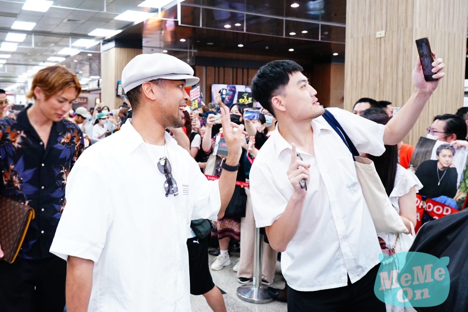 姐夫 AKIRA 與 EXILE TAKAHIRO 領團員抵台 親切和粉絲自拍 - MeMeOn 迷迷音