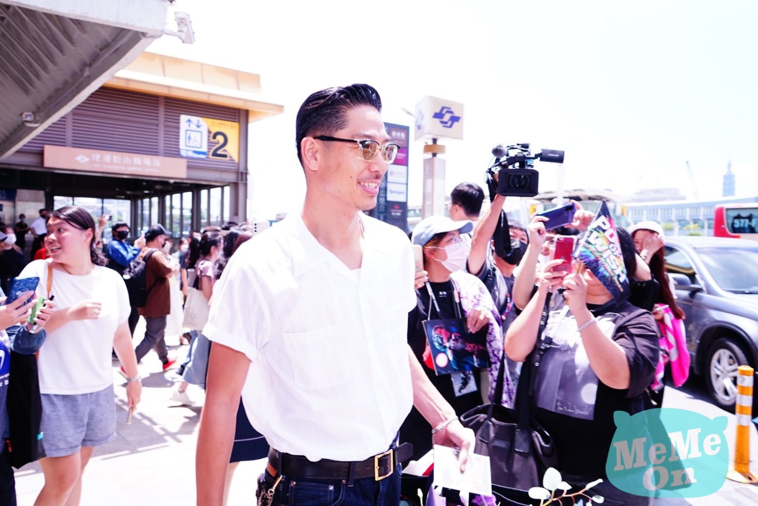 姐夫 AKIRA 與 EXILE TAKAHIRO 領團員抵台 親切和粉絲自拍 - MeMeOn 迷迷音