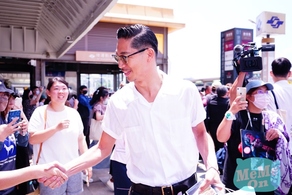 姐夫 AKIRA 與 EXILE TAKAHIRO 領團員抵台 親切和粉絲自拍 - MeMeOn 迷迷音
