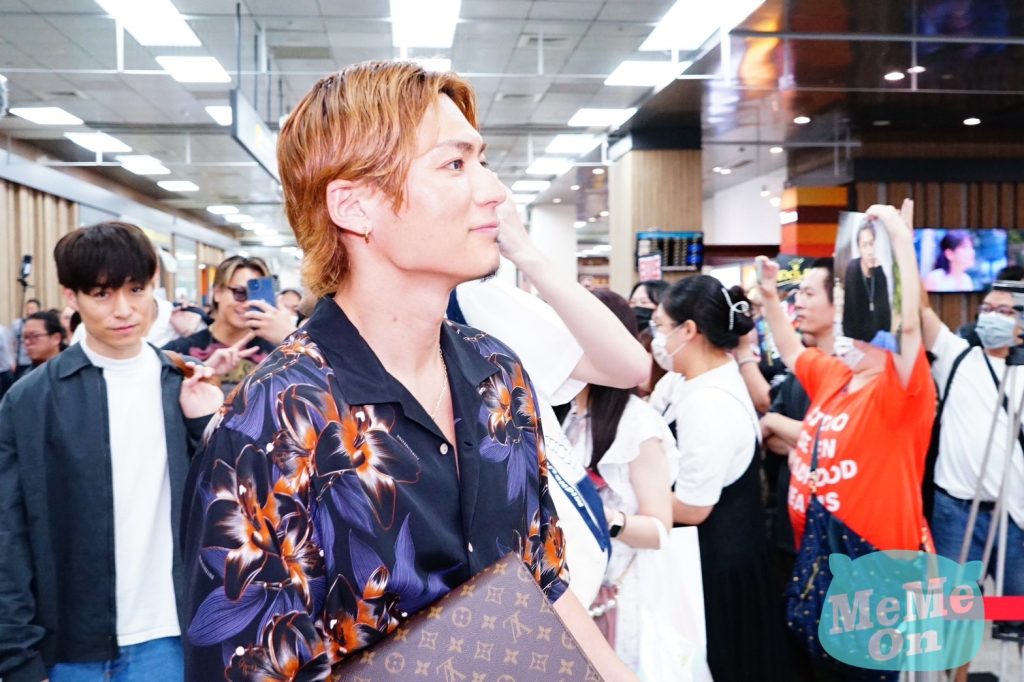 姐夫 AKIRA 與 EXILE TAKAHIRO 領團員抵台 親切和粉絲自拍 - MeMeOn 迷迷音