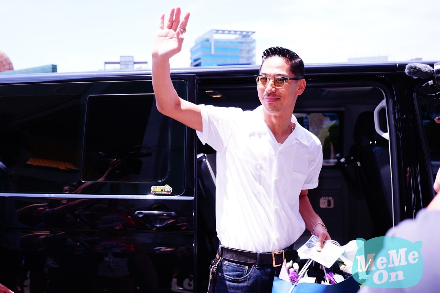 姐夫 AKIRA 與 EXILE TAKAHIRO 領團員抵台 親切和粉絲自拍 - MeMeOn 迷迷音