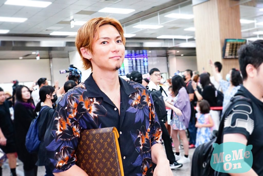 姐夫 AKIRA 與 EXILE TAKAHIRO 領團員抵台 親切和粉絲自拍 - MeMeOn 迷迷音