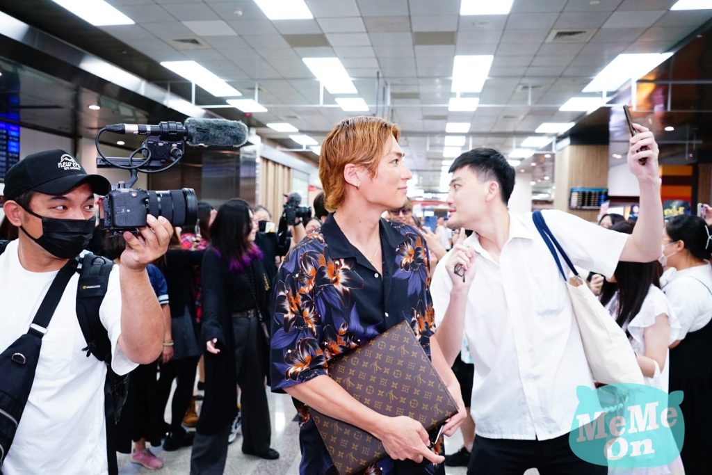 姐夫 AKIRA 與 EXILE TAKAHIRO 領團員抵台 親切和粉絲自拍 - MeMeOn 迷迷音