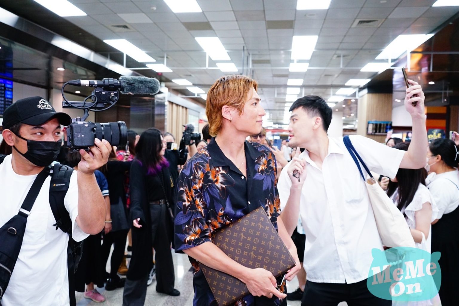 姐夫 AKIRA 與 EXILE TAKAHIRO 領團員抵台 親切和粉絲自拍 - MeMeOn 迷迷音