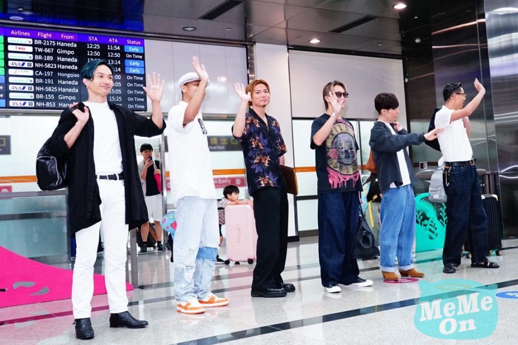 姐夫 AKIRA 與 EXILE TAKAHIRO 領團員抵台 親切和粉絲自拍 - MeMeOn 迷迷音