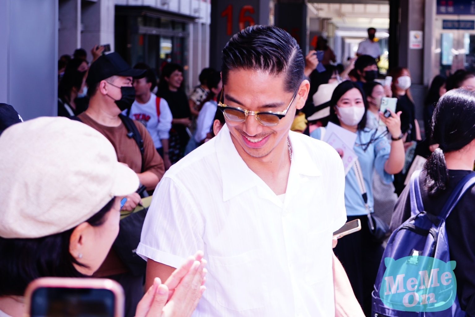 姐夫 AKIRA 與 EXILE TAKAHIRO 領團員抵台 親切和粉絲自拍 - MeMeOn 迷迷音