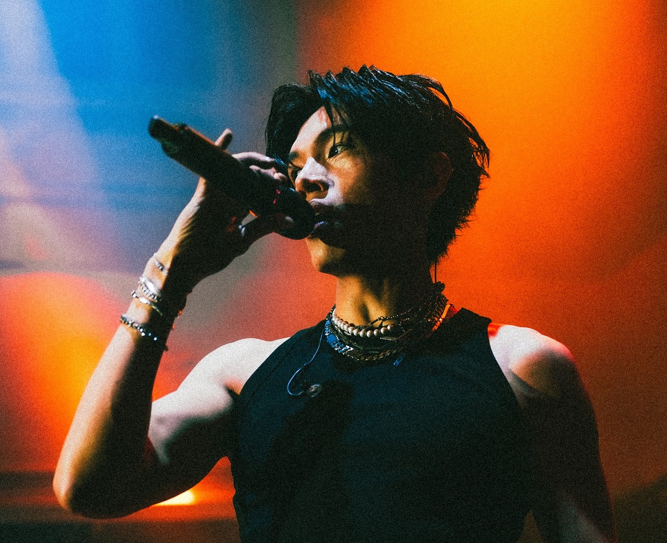 KIRE 首登英國音樂節引領 5 萬名觀眾齊唱中文 感動呼：中文音樂一定可以走向國際！ - MeMeOn 迷迷音