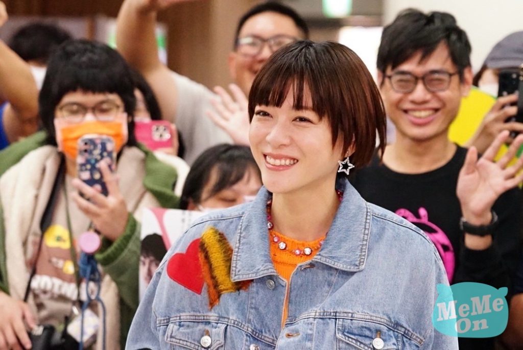 上野樹里 抵台！簽名擊掌來者不拒超親切 - MeMeOn 迷迷音