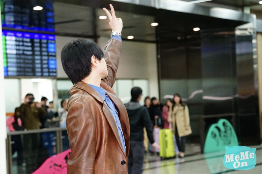 Kenty 中島健人 抵台 500 粉絲接機 招牌「sexy thank you」讓現場尖叫連連 - MeMeOn 迷迷音