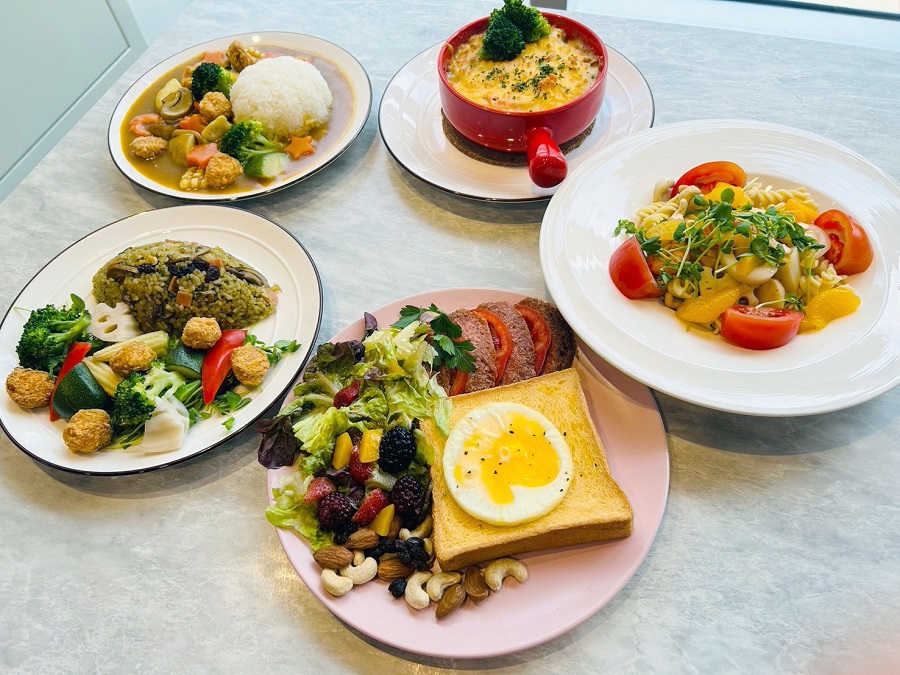 《劇場版 五等分的新娘》主題 Café 五姊妹生日特企期間滿額贈送泳裝海報 - MeMeOn 迷迷音