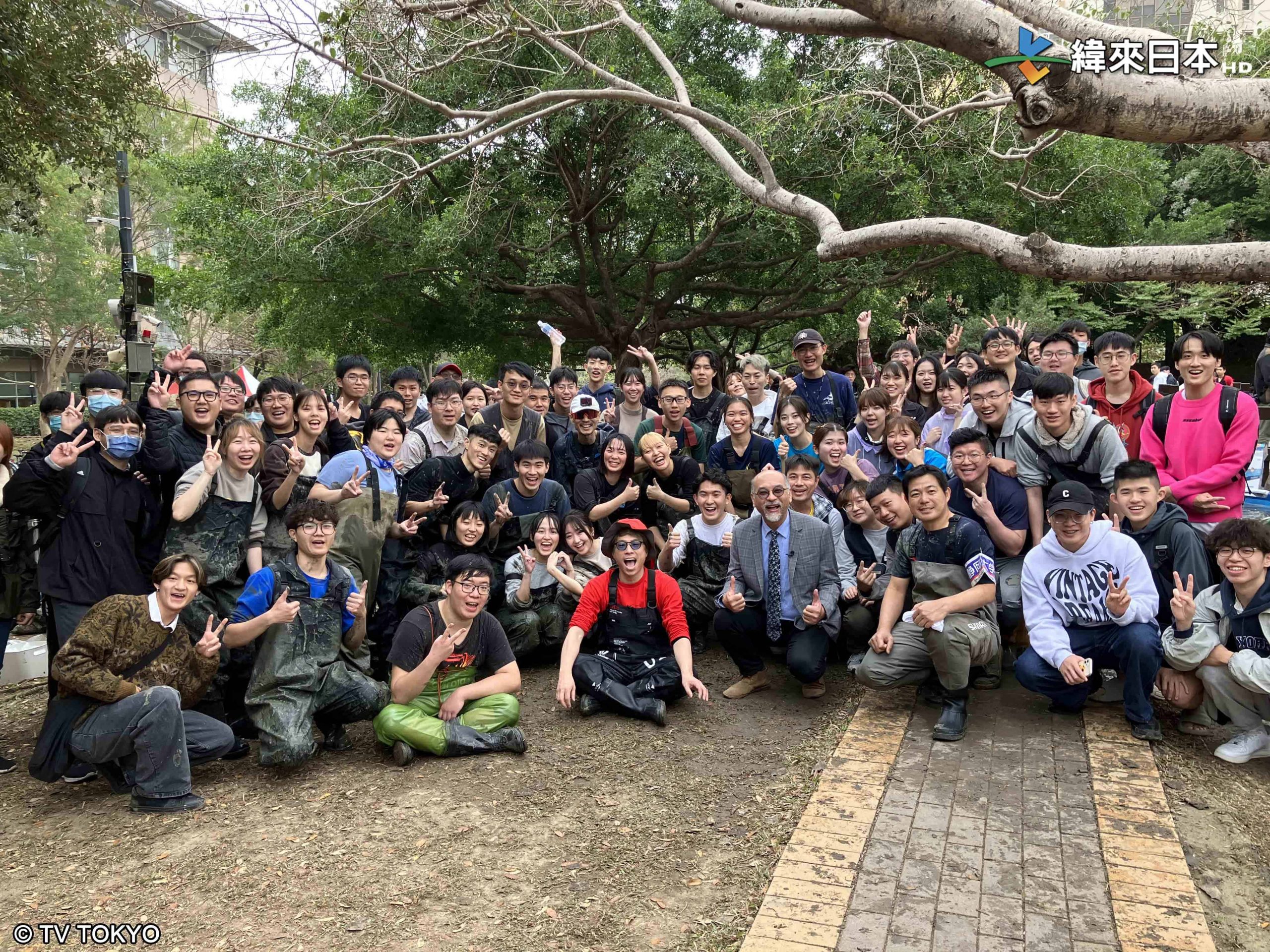 在台灣中興大學師生的主動聯絡下，小淳(中間穿紅衣者)率領製作團隊來台拍攝《池水抽光好吃驚in台灣》 (1) - MeMeOn 迷迷音