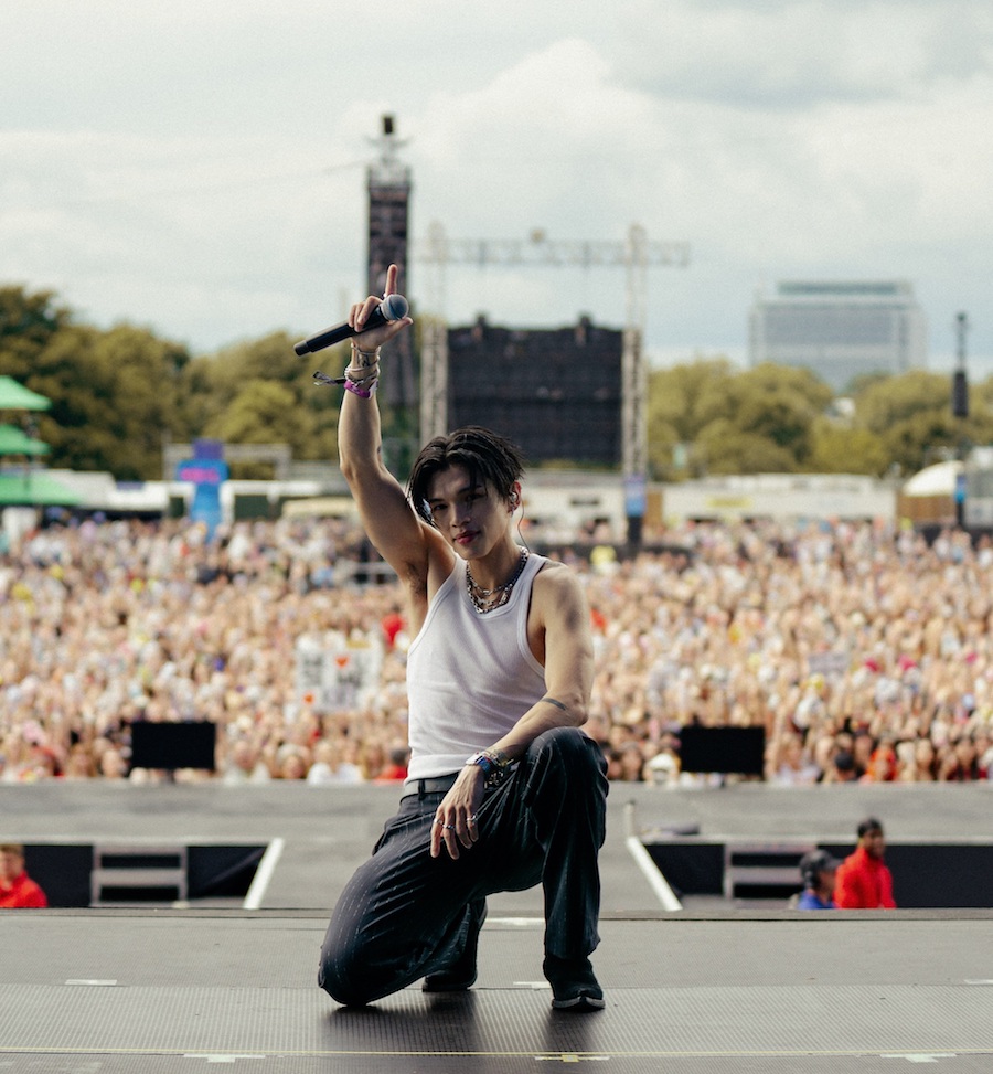 KIRE 首登英國音樂節引領 5 萬名觀眾齊唱中文 感動呼：中文音樂一定可以走向國際！ - MeMeOn 迷迷音