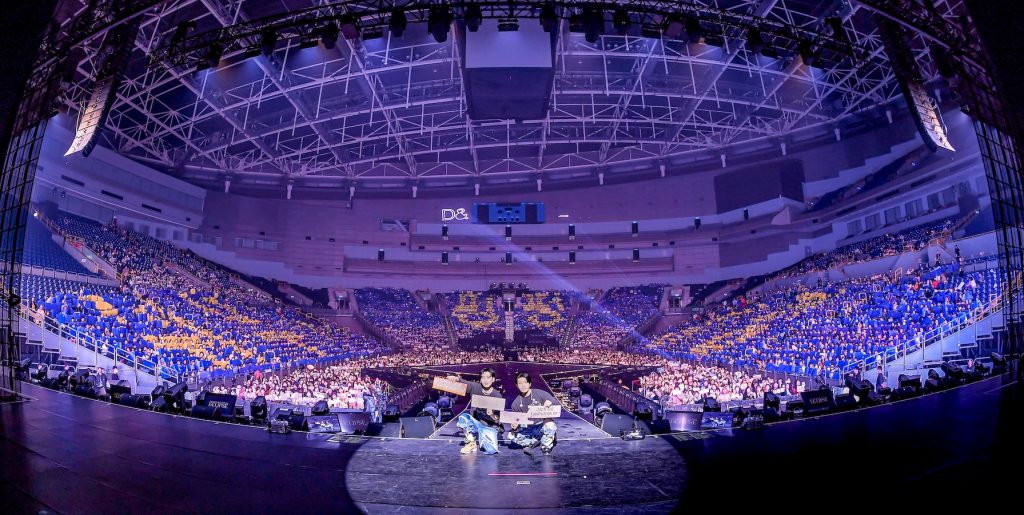 SJ D&E 高雄場首日上半場詳細報導：遇地震東海以為自己做錯什麼 大玩「肯恰那」梗劇透銀赫 solo 專輯 - MeMeOn 迷迷音