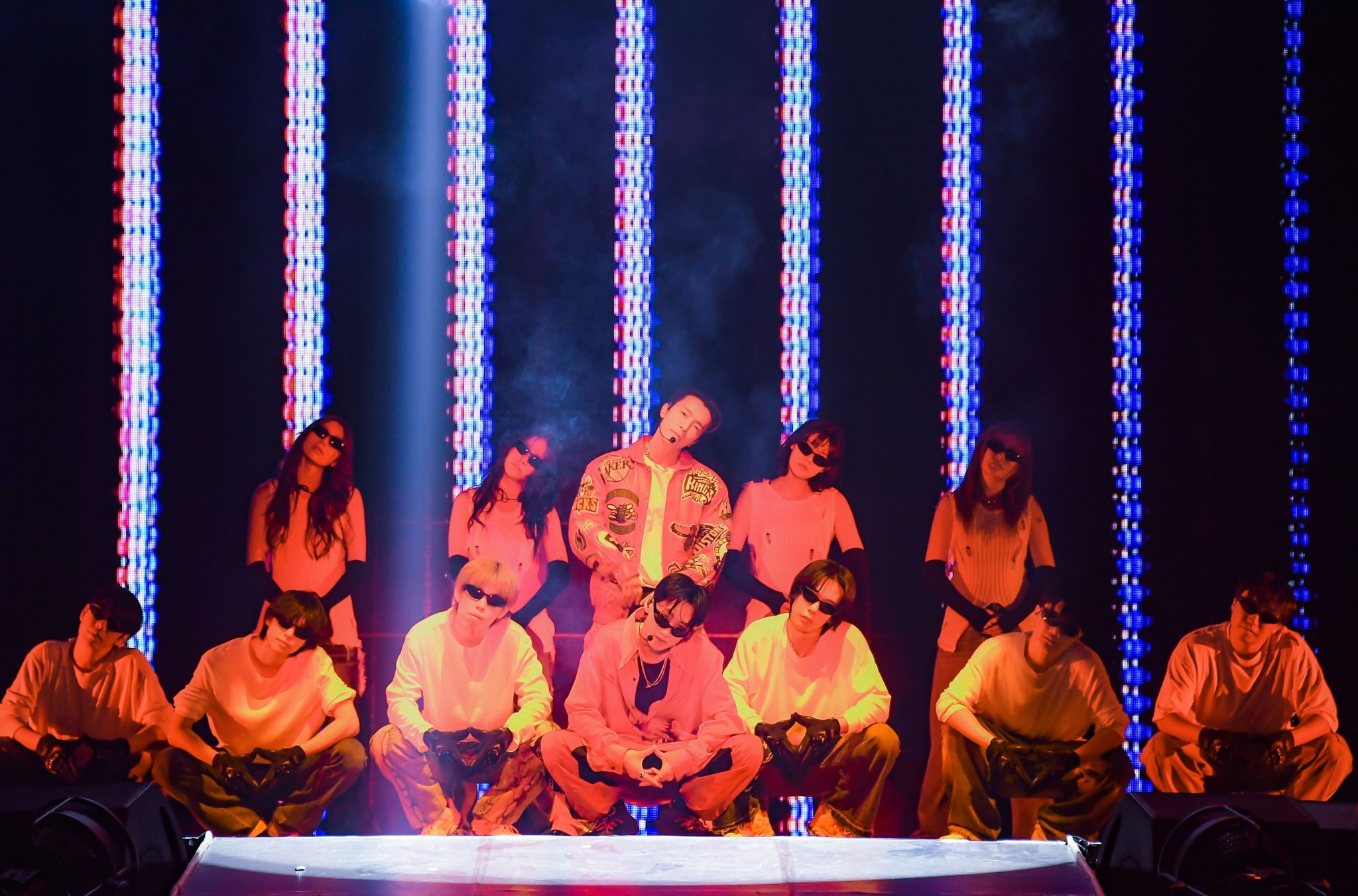 SJ D&E 高雄場首日下半場詳細報導：化身禮物繞場送粉絲大驚喜 被粉絲煙火應援感動直呼「你們好可愛！」 - MeMeOn 迷迷音