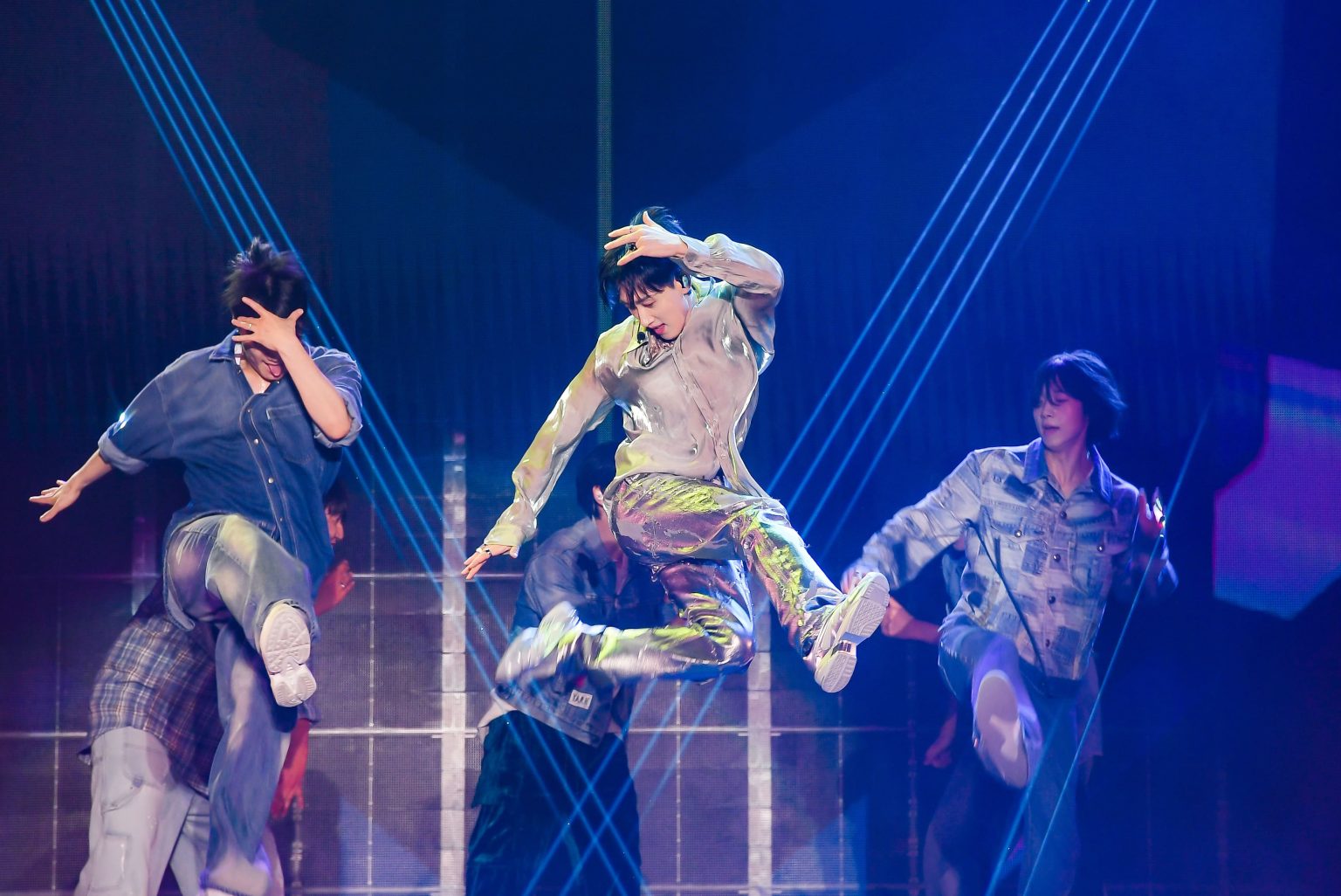 SJ D&E 高雄場首日上半場詳細報導：遇地震東海以為自己做錯什麼 大玩「肯恰那」梗劇透銀赫 solo 專輯 - MeMeOn 迷迷音