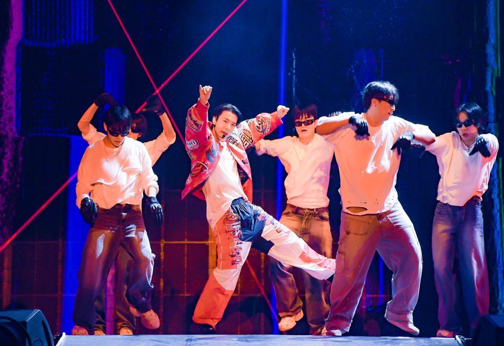 SJ D&E 高雄場首日下半場詳細報導：化身禮物繞場送粉絲大驚喜 被粉絲煙火應援感動直呼「你們好可愛！」 - MeMeOn 迷迷音