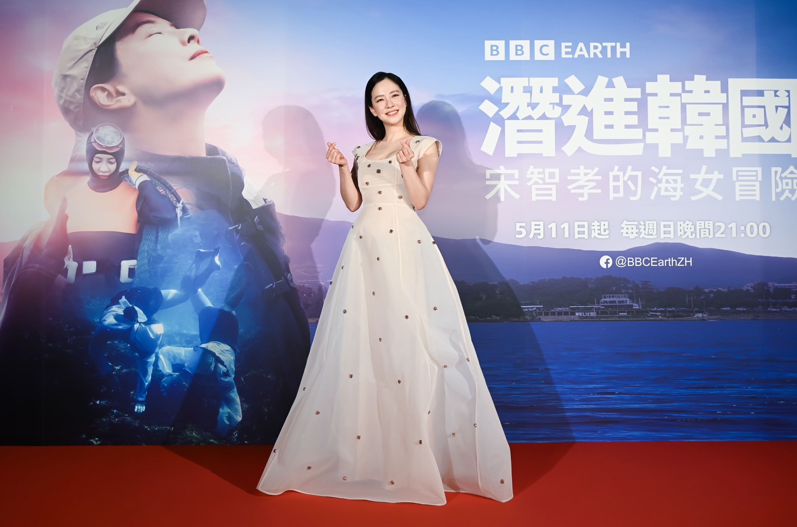 Ado 出道 5 周年訪問：挑戰吉他自彈自唱的心路歷程？小時候得意自稱「雪女」？！(有片) - MeMeOn 迷迷音